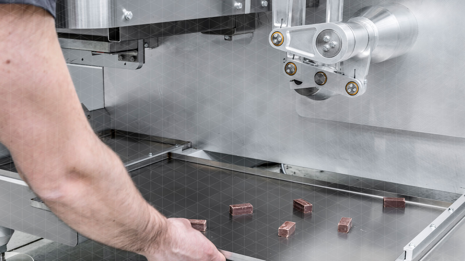 Flat-base praline Wrapping machine - HY7 | SACMI