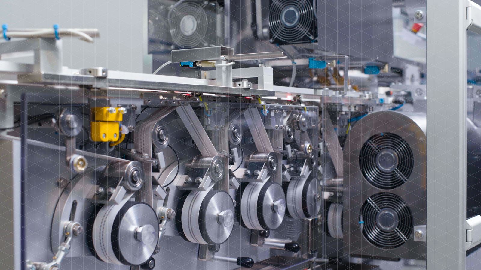 Flat-base praline Wrapping machine - HY7 | SACMI